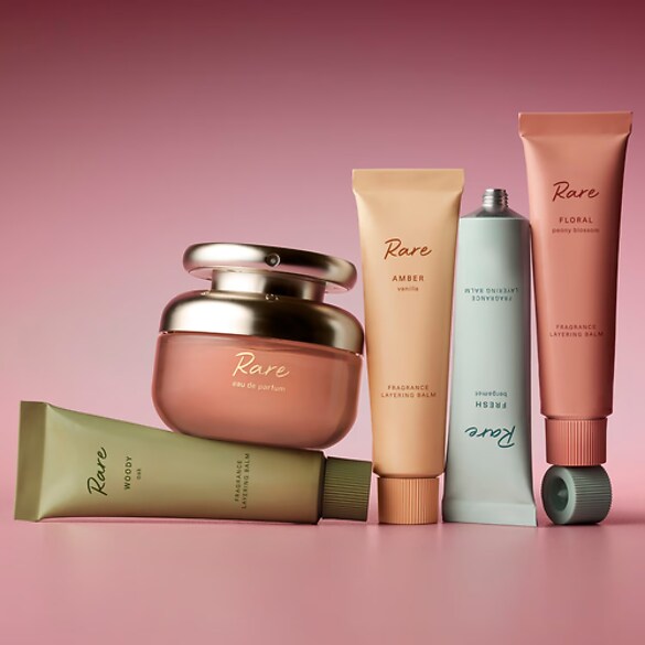 Sada parfémovaná voda Rare Fragrance + Layering Balm z RARE BEAUTY ≡ ...