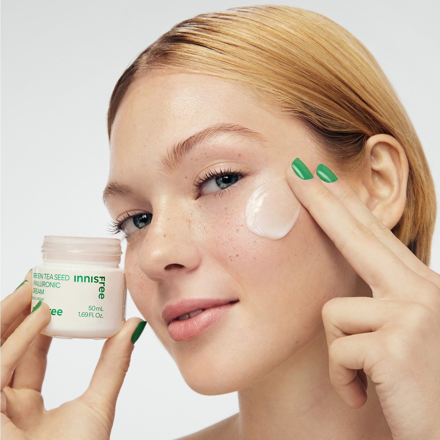Crema idratante con acido ialuronico e tè verde - Crema idratante di ...