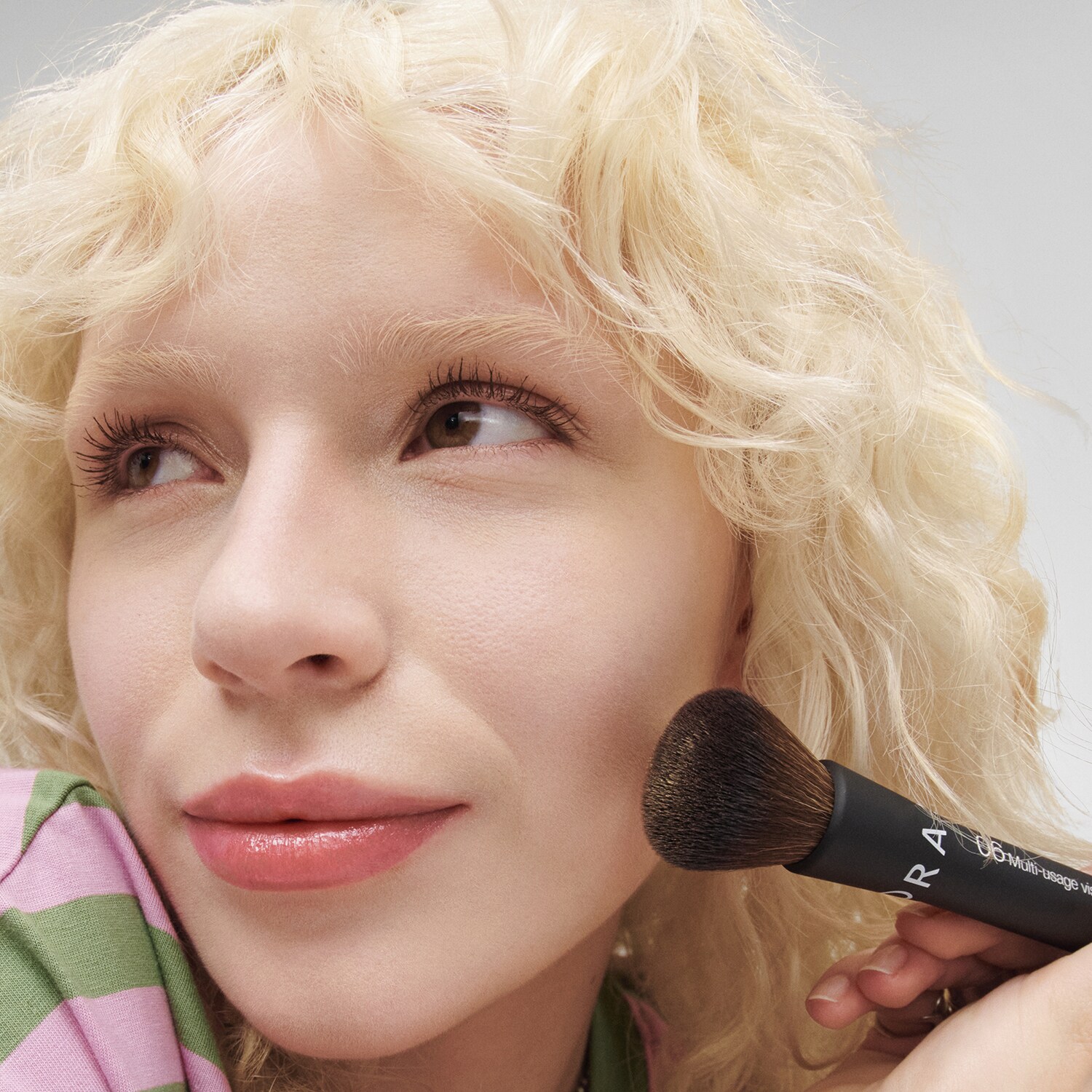 Pensula multifunctionala pentru fata 06 - Aplicare intuitiva, finisaj ...