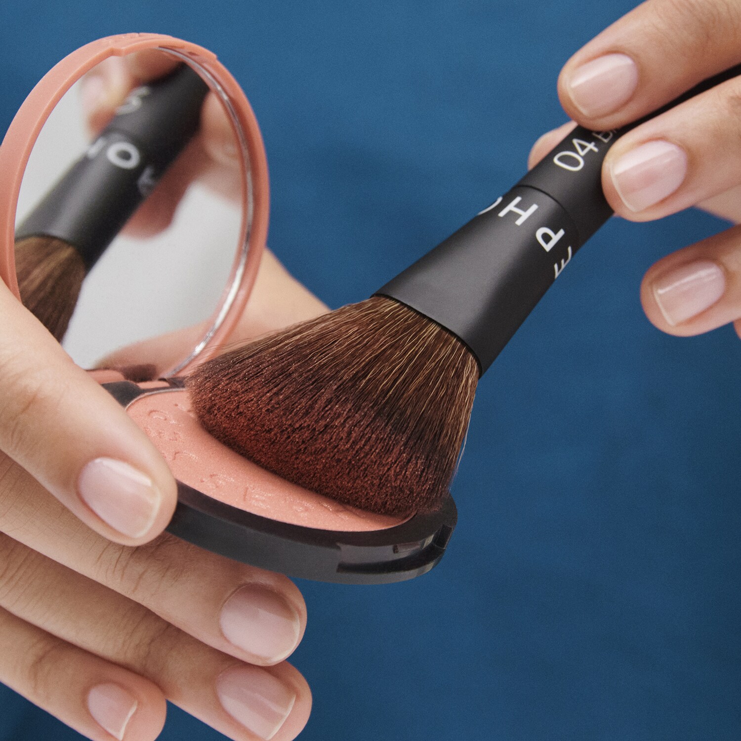 04 Πινέλο για ρουζ - Εμπνευσμένη εφαρμογή, τέλειο τελείωμα Sephora ...