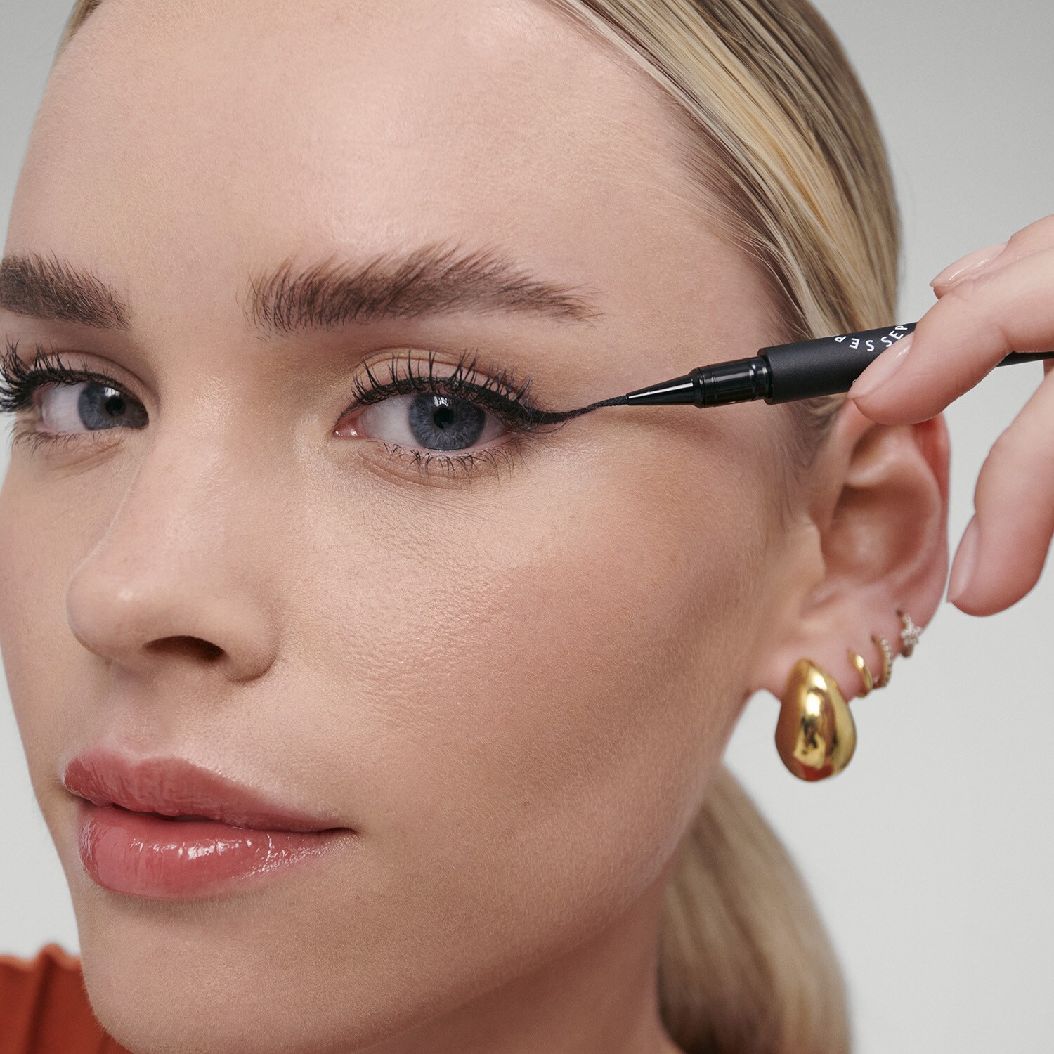 12H Intense Ink Felt Liner Fine Line - Precyzyjny eyeliner w pisaku i ...