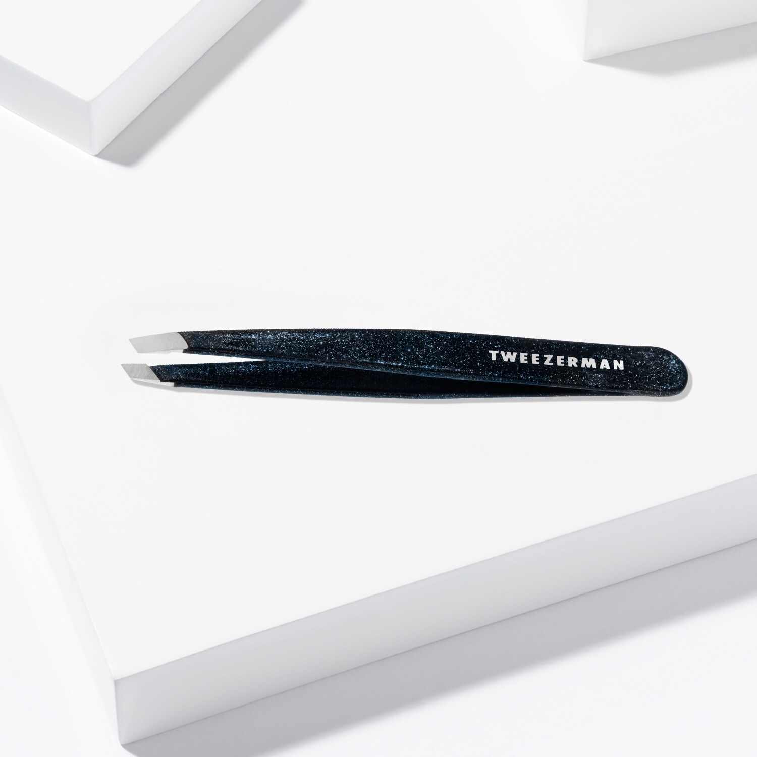 Slant Tweezer - Schräge Pinzette, Dusted Onyx von TWEEZERMAN ≡ SEPHORA