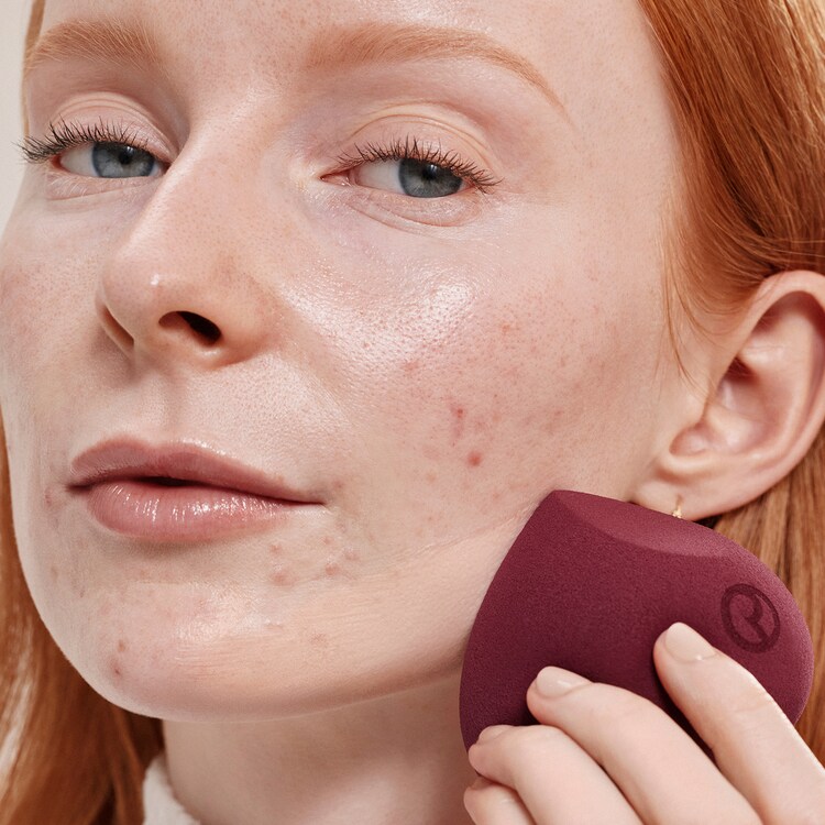 Soft Touch - Makyaj dağıtma süngeri | RARE BEAUTY ≡ SEPHORA