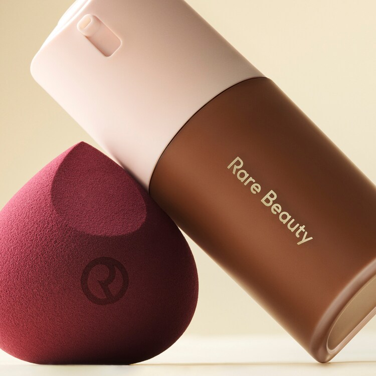 Soft Touch - Makyaj dağıtma süngeri | RARE BEAUTY ≡ SEPHORA